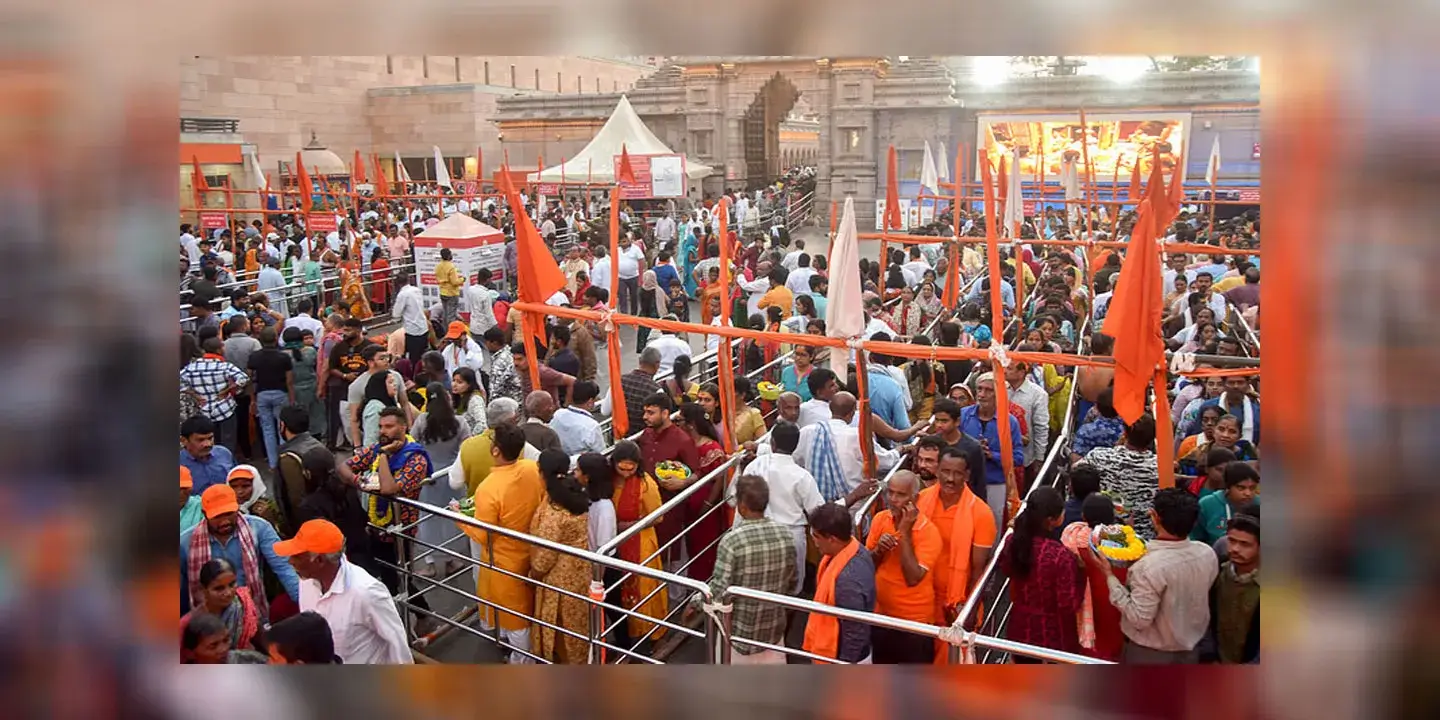 Massive footfall at Kashi Vishwanath Temple as devotees throng for darshan post-Mahakumbh ...
